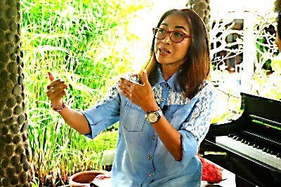 Trie Utami Akan Mendaur Ulang Lagu Krakatau Band | Kabar Inti